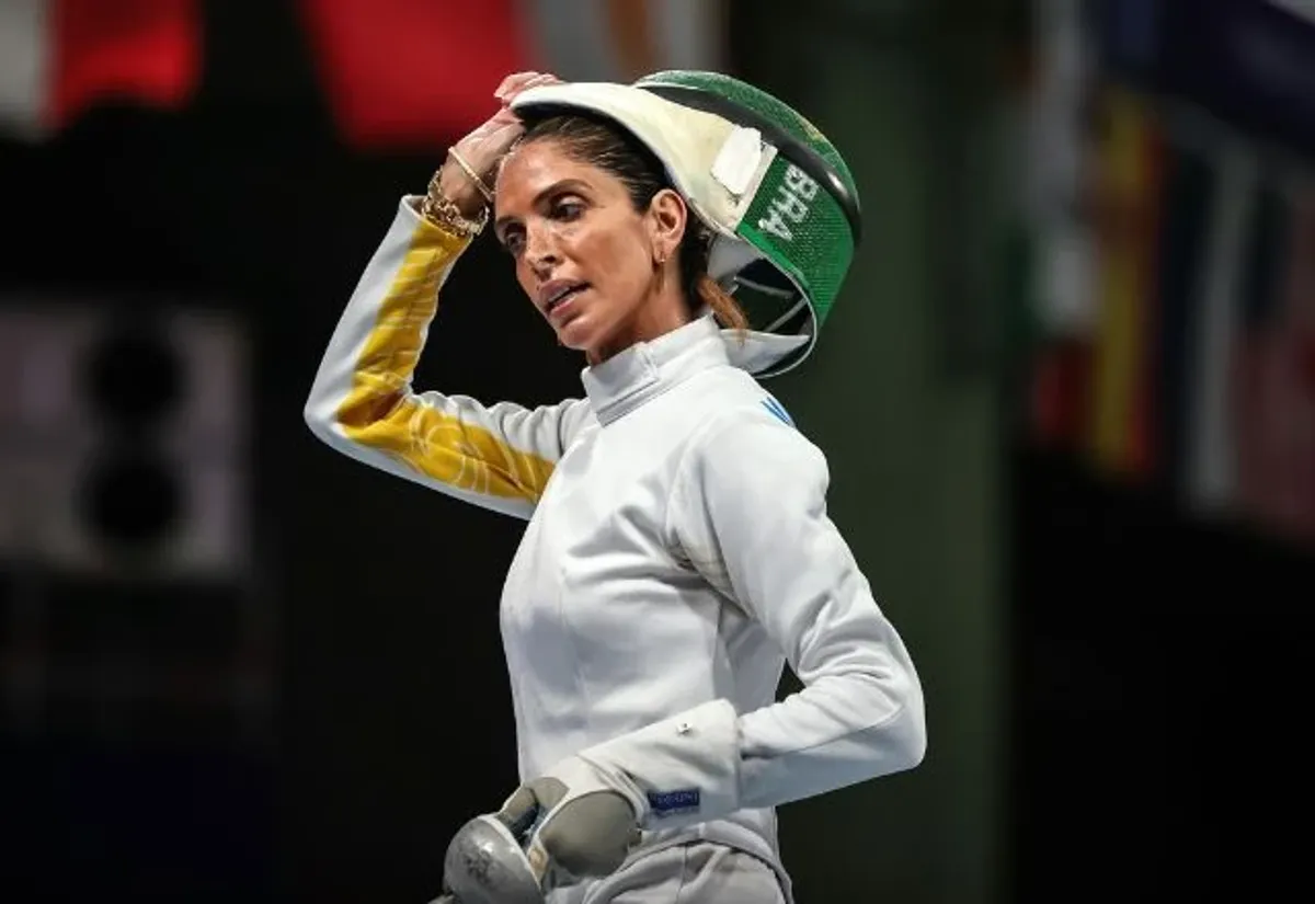 Com tumor, Nathalie Moellhausen passa mal e é eliminada na esgrima