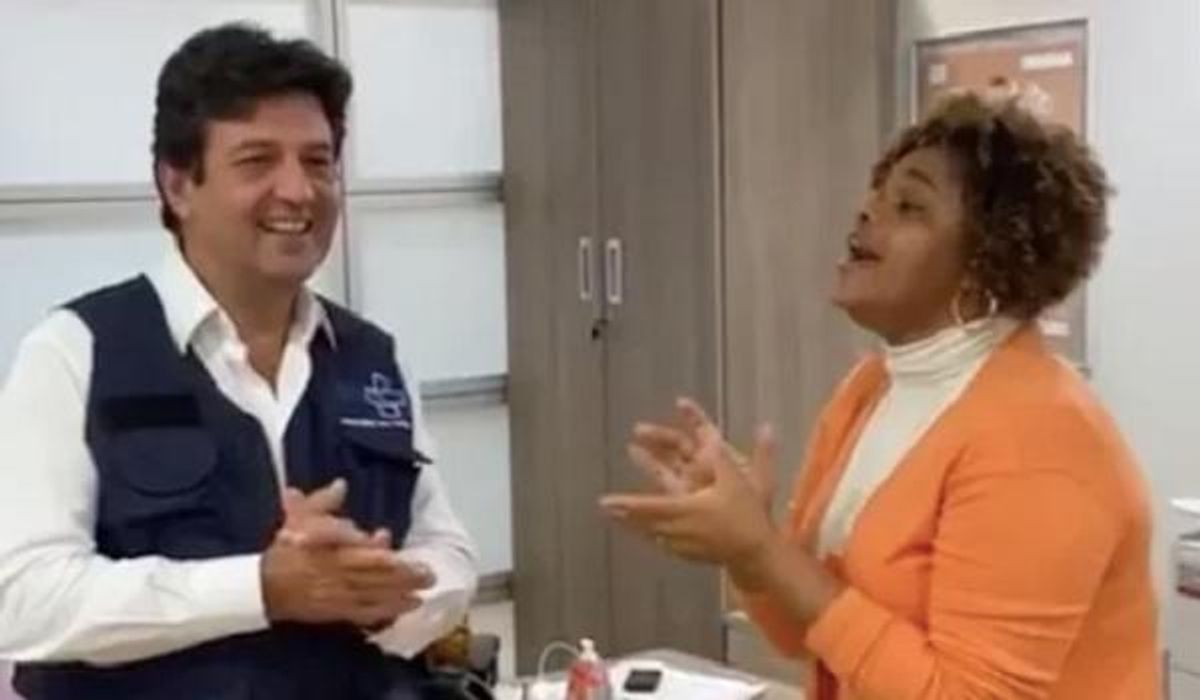 VÍDEO: Mandetta abraça colegas e canta Gonzaguinha em despedida do ...