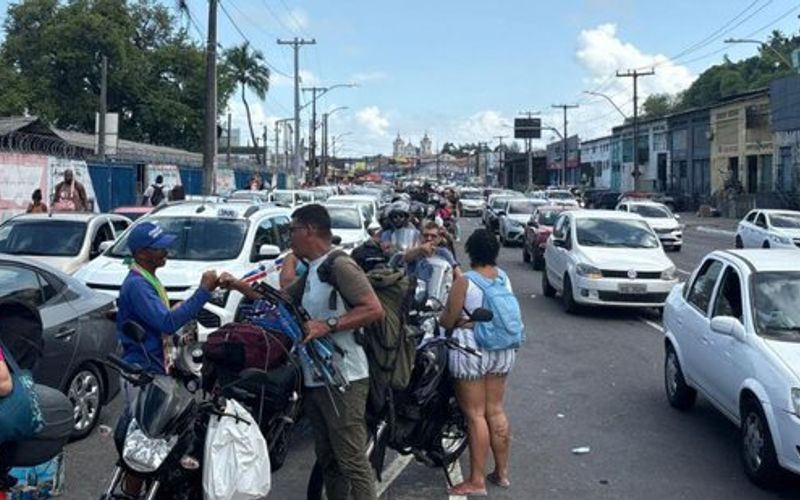 Ferry-boat tem fila acima de quatro horas na véspera do Ano-Novo