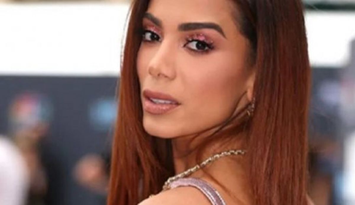 Em Miami, Anitta vai a show de Leo Santana com blusa transparente e ...