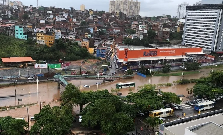 Chuva em Salvador: bombeiros resgatam ocupantes de veículos “ilhados ...