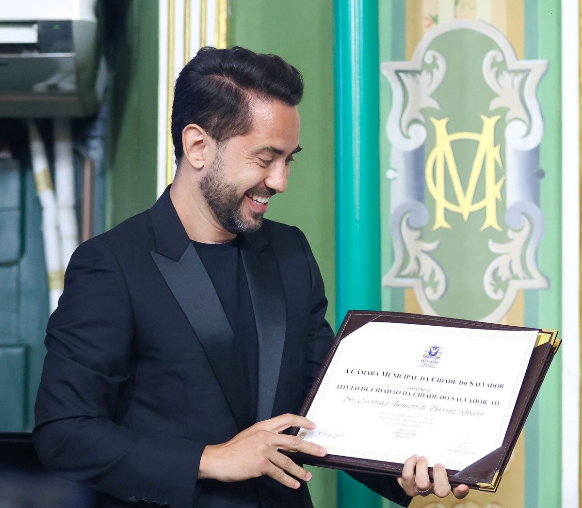 Ao som de ‘Andar com Fé’, Everton Ribeiro recebe título de cidadão ...