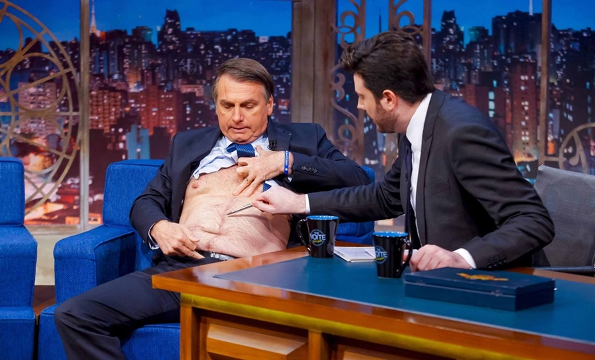 Jair Bolsonaro mostra cicatriz de facada durante entrevista em programa