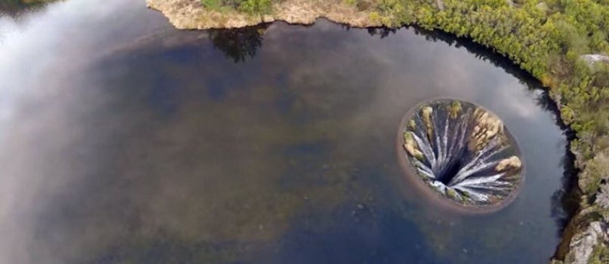 NÃO É MONTAGEM: Lago em Portugal tem um buraco no meio. Pra que serve?